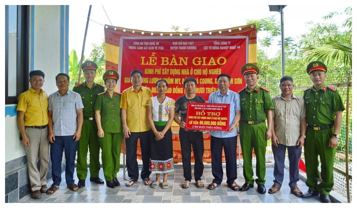 Xúc động nhận nhà mới, người dân viết thư cảm ơn lực lượng Công an ...