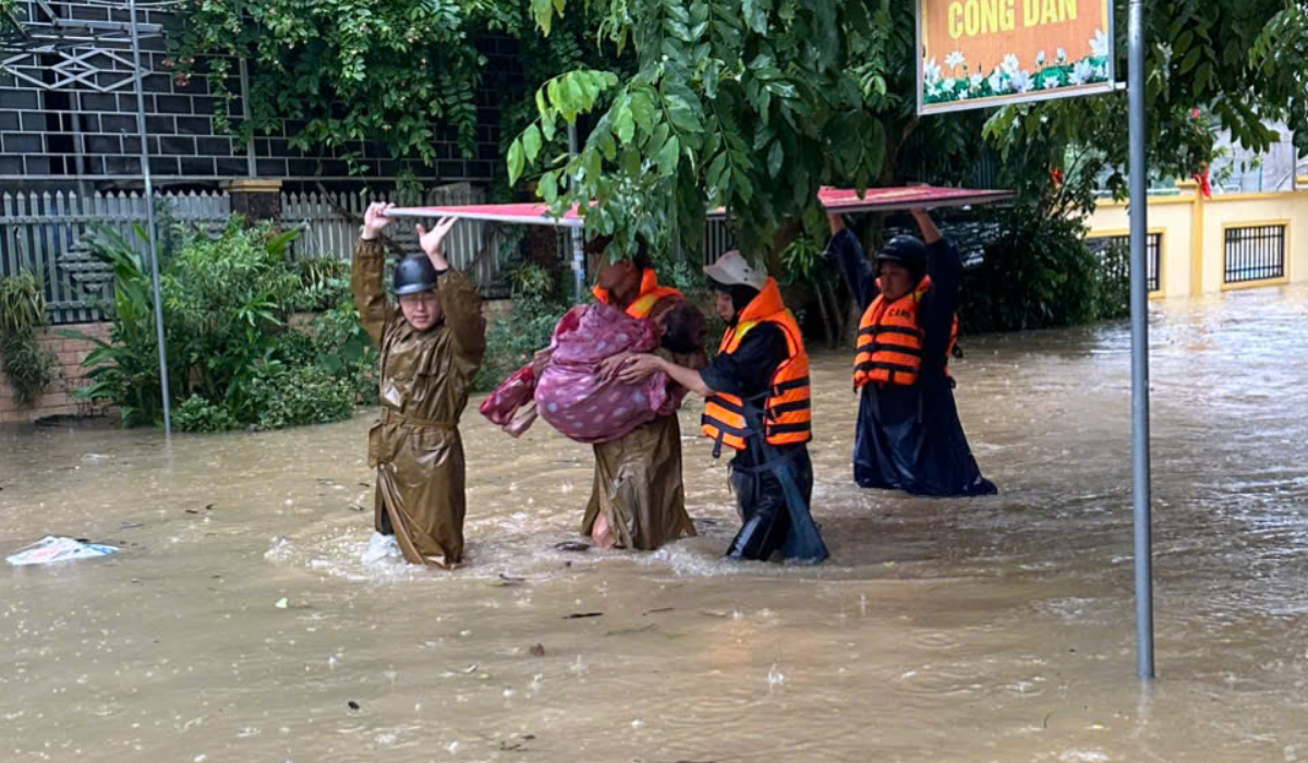 Công an Nghệ An khẩn trương giúp Nhân dân khắc phục hậu quả bão số 5 ...